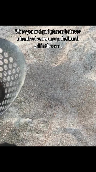 Finding gold relics on the beach - Meme by sdesethor :) Memedroid