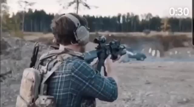 Bit the hand that doesn't feed - Meme subido por DrachenSchwarz ...