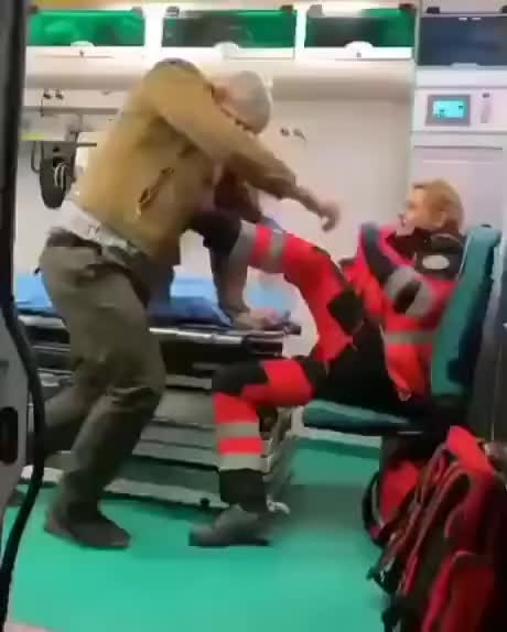 ¡Señor! ¡Acuéstese, está sufriendo una lesión en la cabeza! - Meme ...