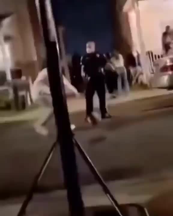 Uso su carta comodín como policía - Meme subido por 4nG3I :) Memedroid