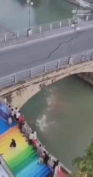 Colapso de puente en China - Meme subido por angelhanx :) Memedroid