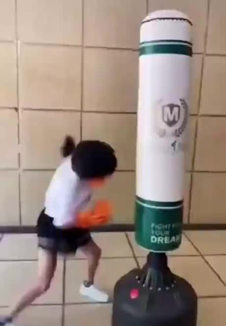 Smol punches - Meme by implati_3 :) Memedroid