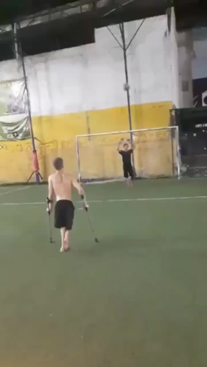 Esse cara dá uma rasteira na seleção feminina - Meme by Zangas :) Memedroid