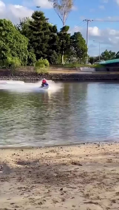 Huída épica a moto acuática - Meme subido por SimonSito99 :) Memedroid