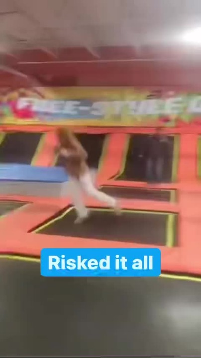 saltando en las camas elásticas - Meme subido por mrperroavatar ...