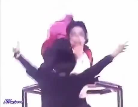 In Seoul, a fan climbed up the crane, he held him from falling the ...