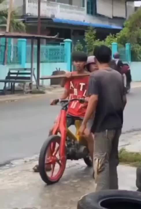 tranquilos llevaba casco - Meme subido por TaRiSTAn :) Memedroid